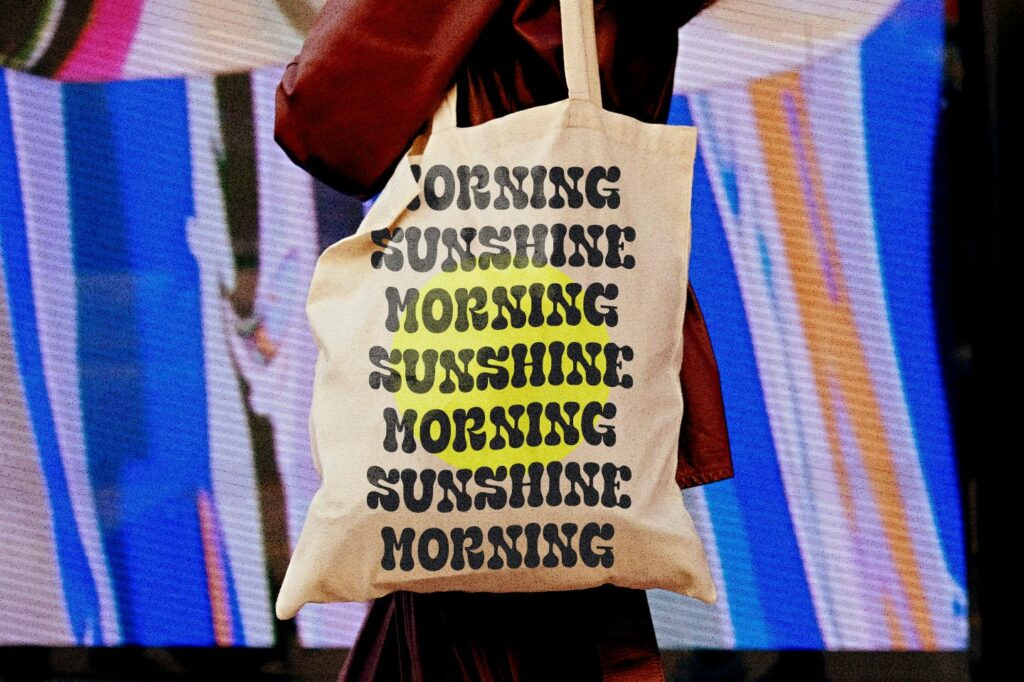 Geska Rolling - Groovy Retro Font – MasterBundles